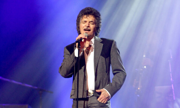 gino-vannelli-performing-live - Gino Vannelli
